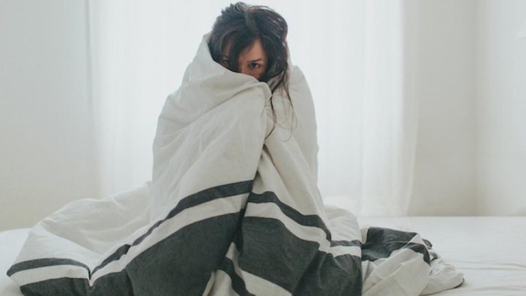 Penyebab, Manfaat, dan Solusi Tubuh Menggigil Saat Tidur - Skandinavia ...